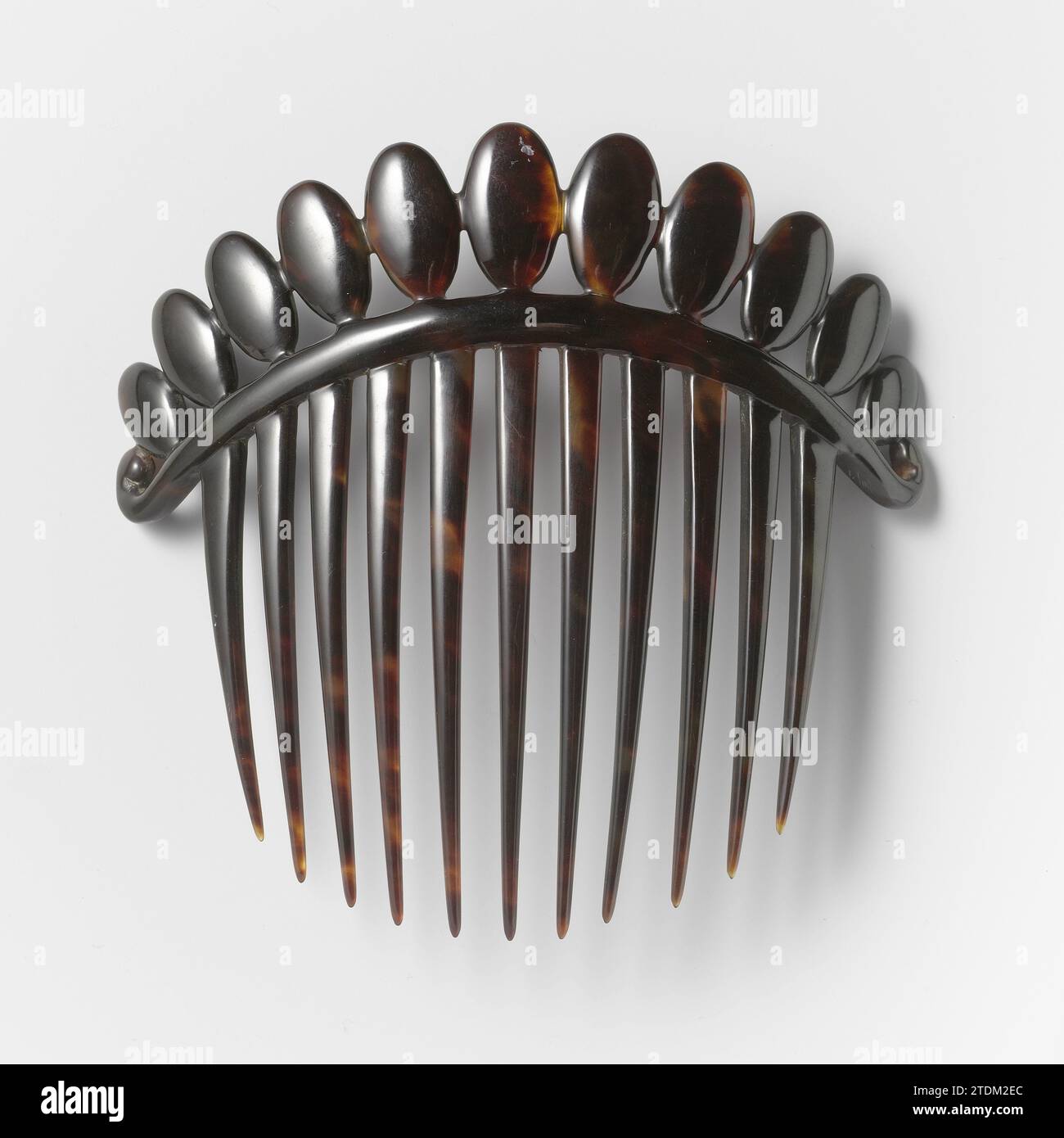 Hair comb of imitation turtle or horn with a back consisting of a ...