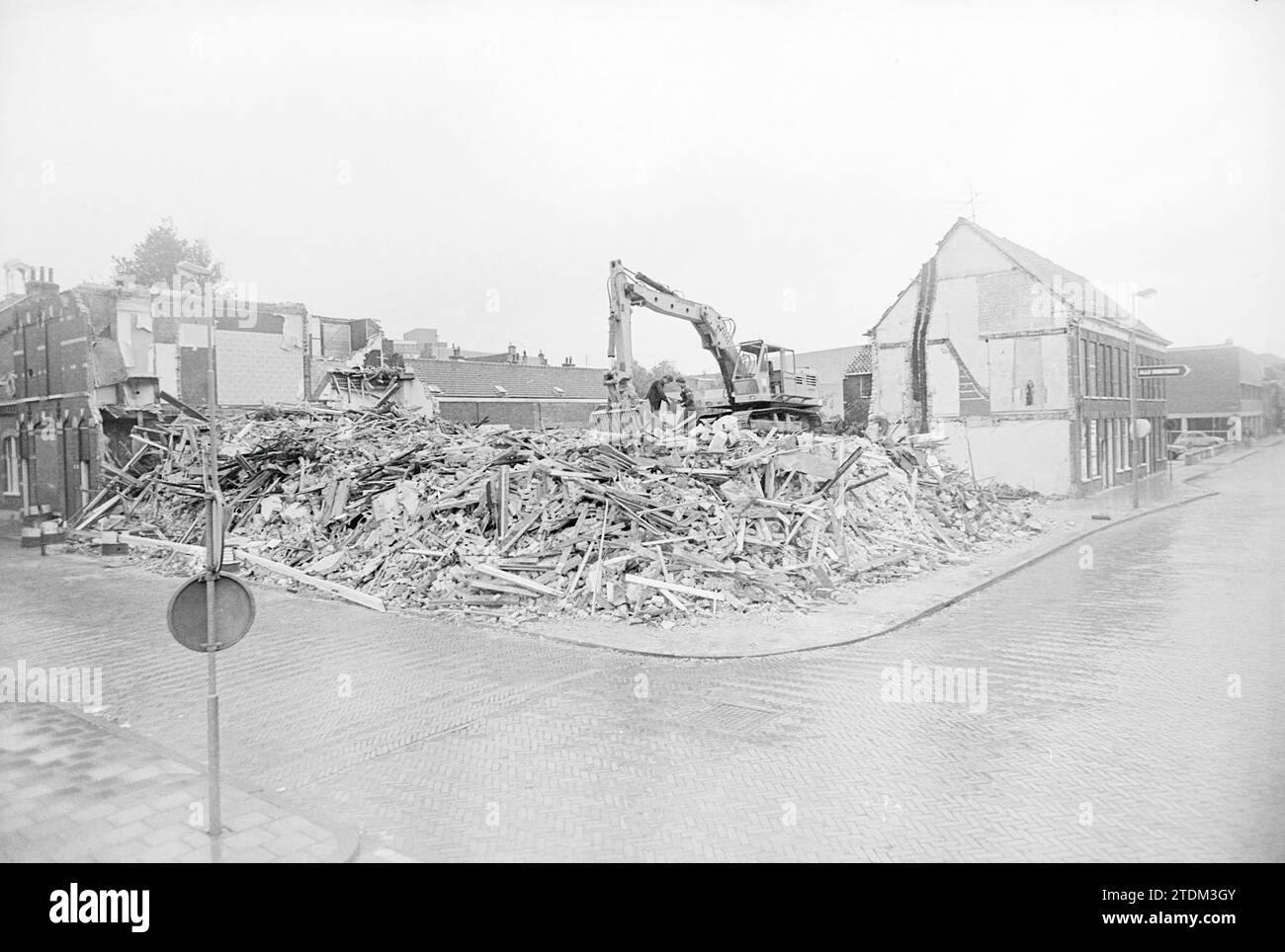 Pile driving hi-res stock photography and images - Alamy