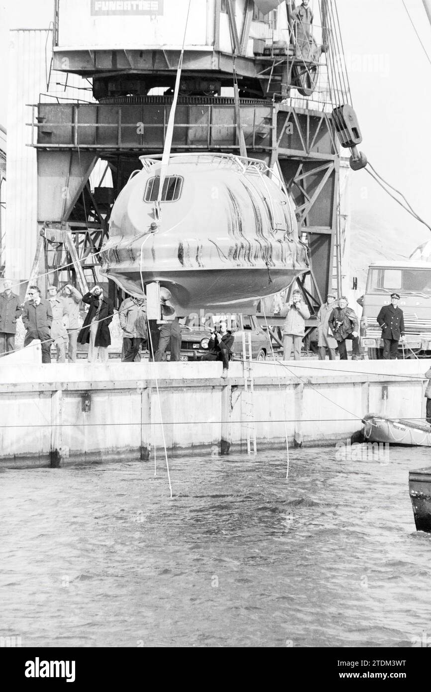 Rescue capsule mulder hi-res stock photography and images - Alamy