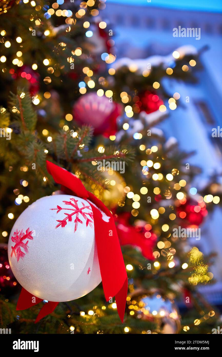 Christmas tree with red balloons on city street at night Stock Photo ...