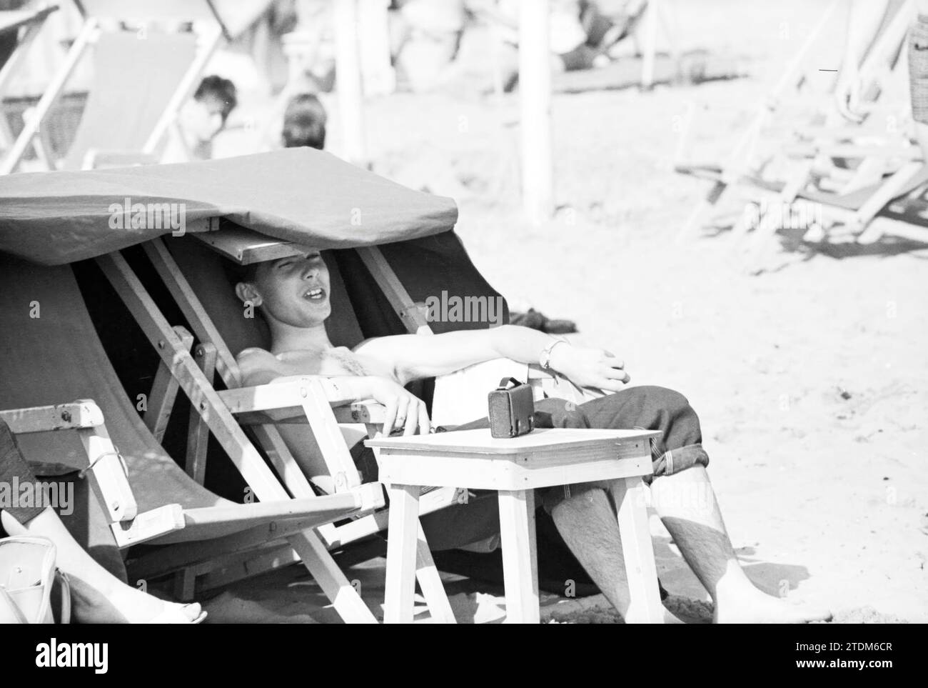 Beach photos of Zandvoort with various portable radios, transistors ...