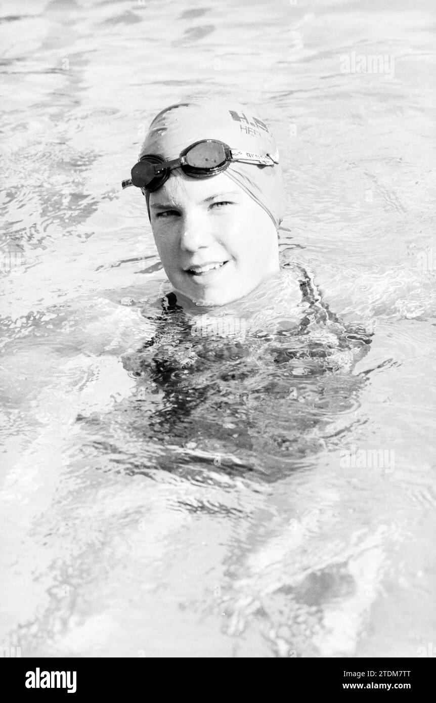 Portraits of female swimmers and swimmers HPC, Portraits, 03-07-1981 ...