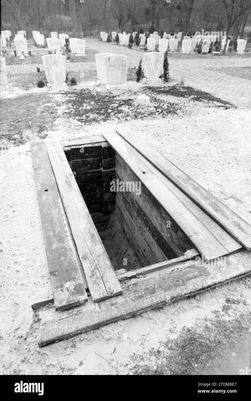 I.v.m. a burial open grave in a cemetery., 00-12-1987, Whizgle News from the Past, Tailored for ...