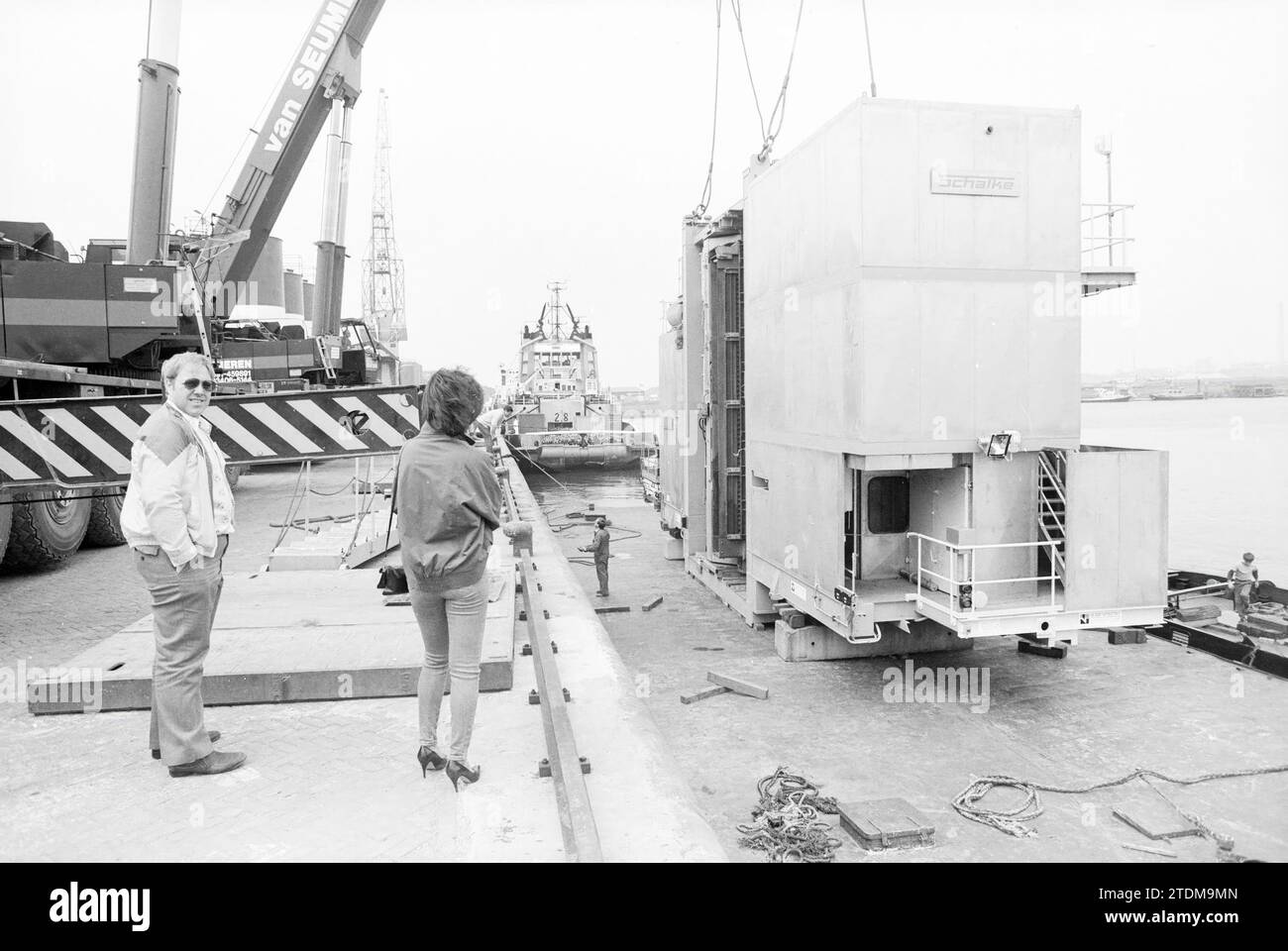Ship unloading historical hi-res stock photography and images - Alamy