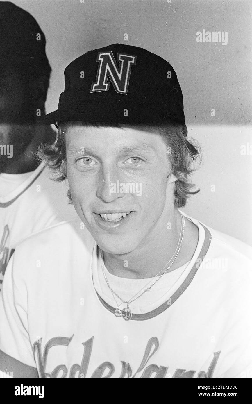 Heads Dutch baseball team (for names see the covers), Baseball, 22-07 ...