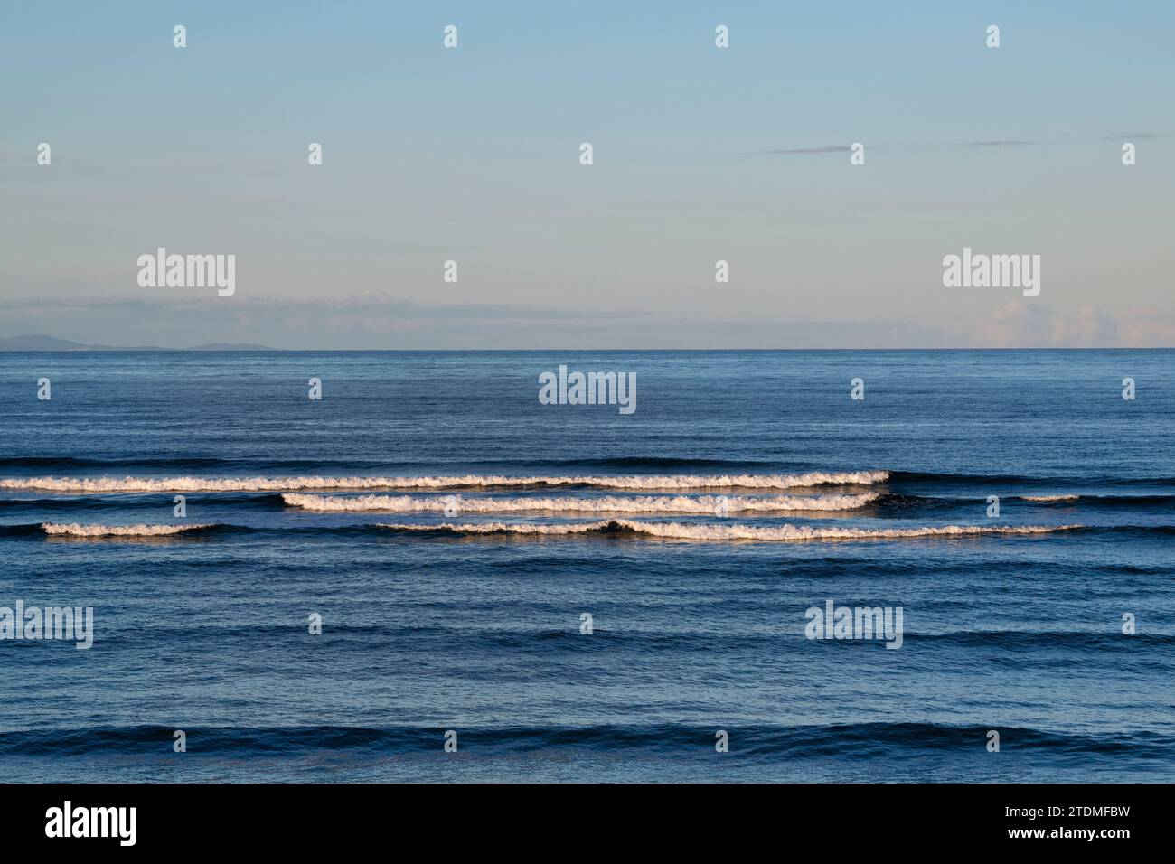 Rolling waves hi-res stock photography and images - Alamy