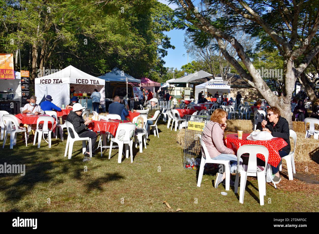 PEOPLE SITTING DOWN ENJOYING LUNCH AT A MARKET Stock Photo - Alamy