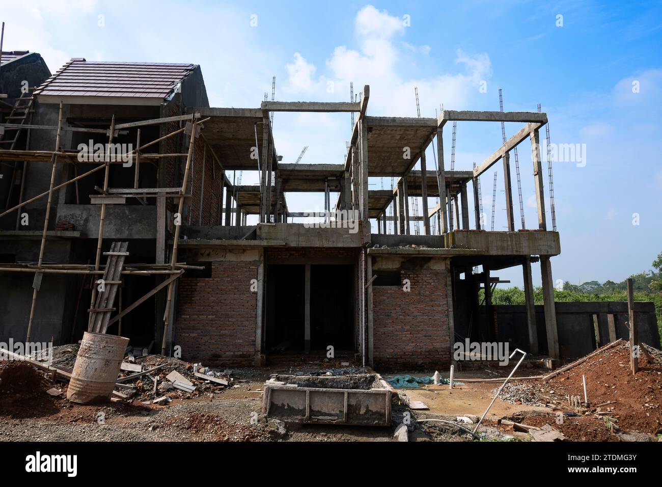 Construction of residential house at the building site Stock Photo - Alamy