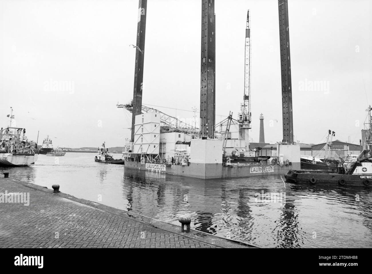 Drilling platform Lancelot departure from IJmuiden port, Drilling rigs ...