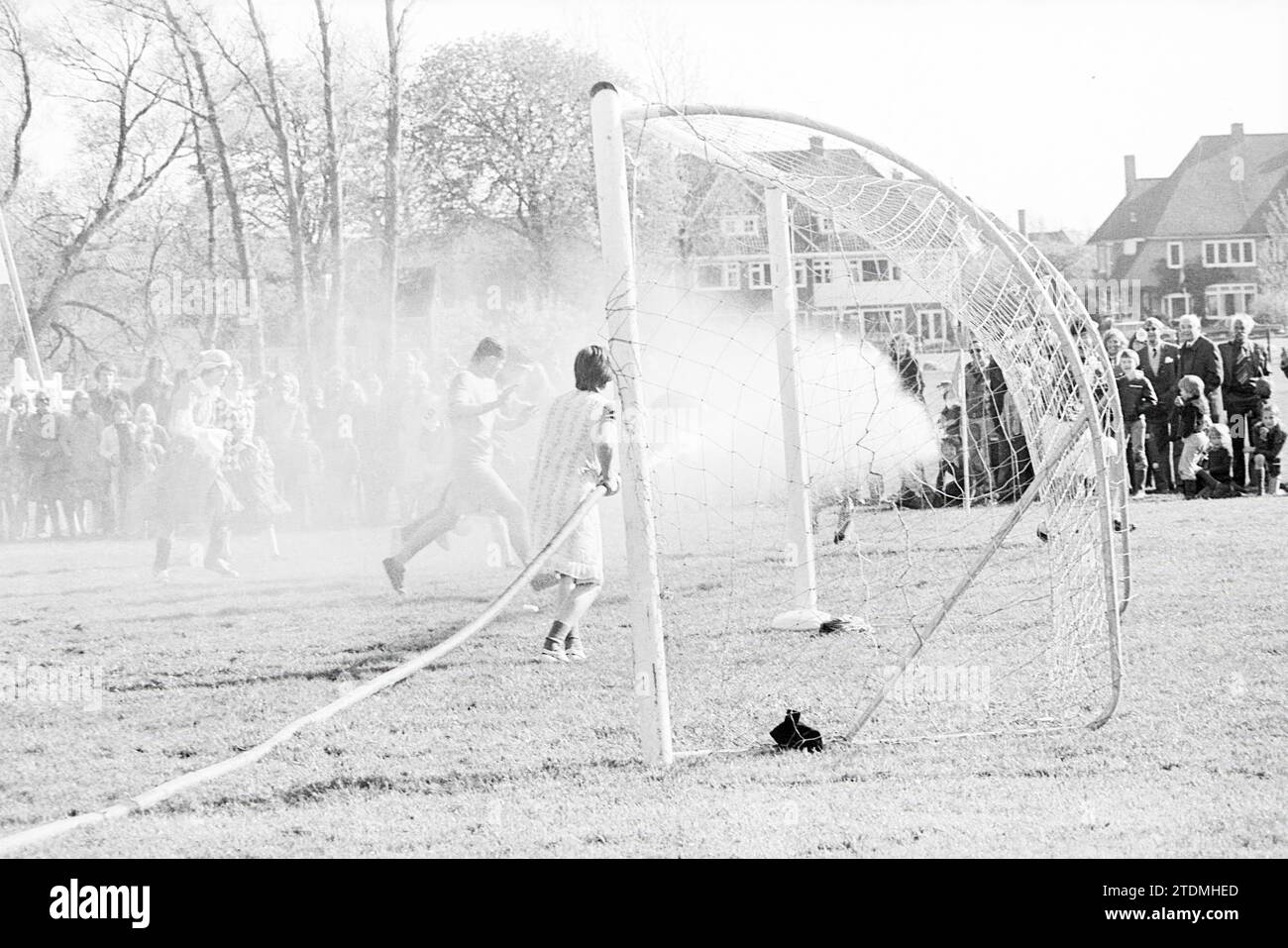 Spray football, Kennemerweg, Bloemendaal, Queen's Day, 30-04-1975 ...