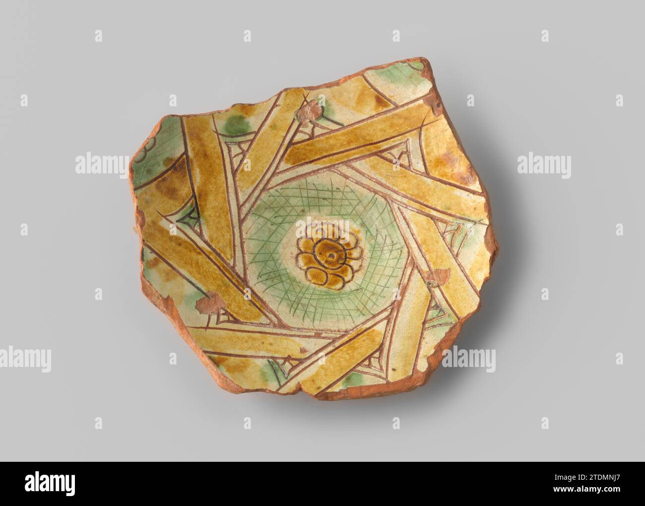 Excerpt (foot) with red shard, in sgraffito drawing a flower with a ...