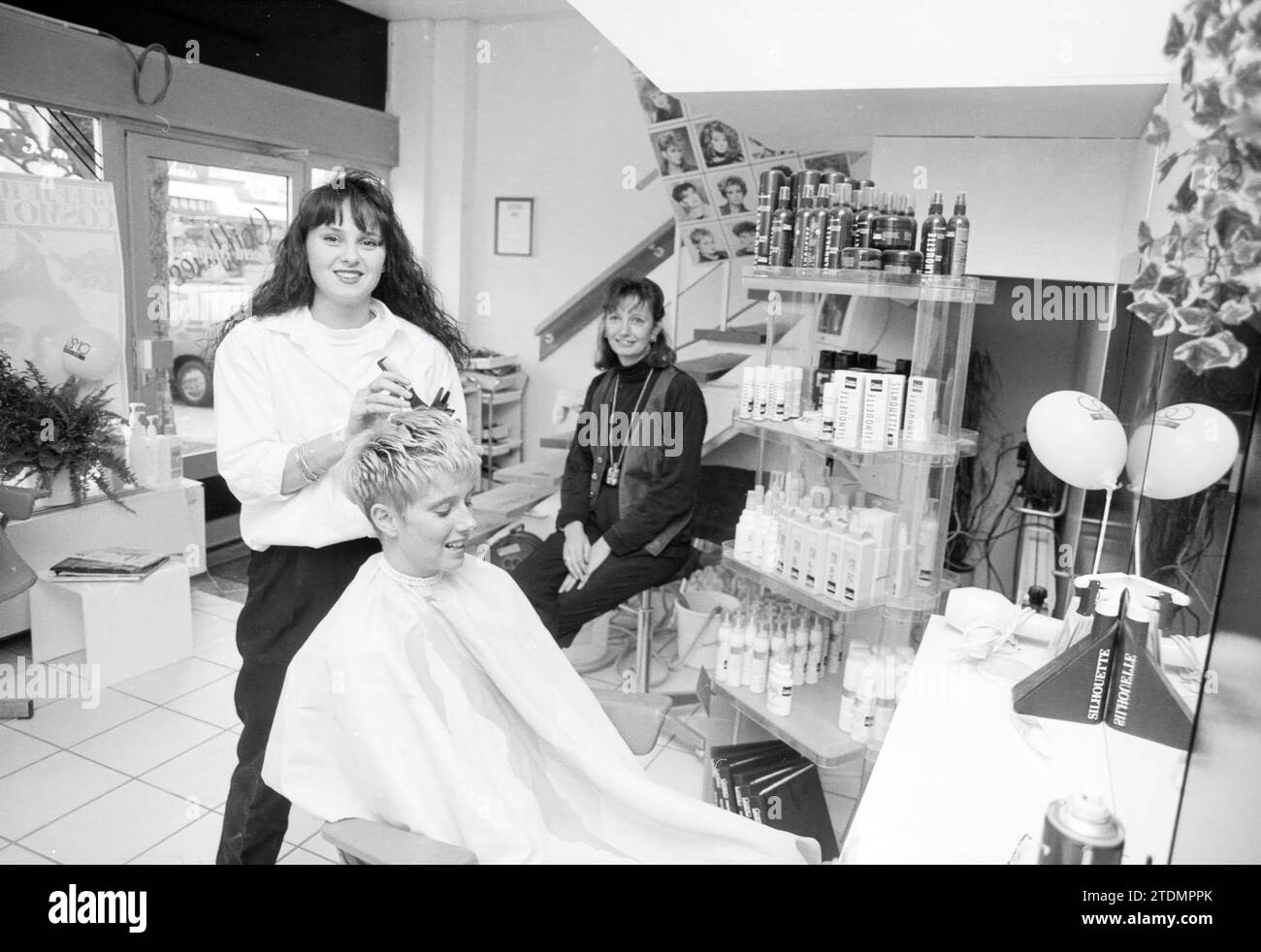 Renovation of hairdresser opposite IJmuider Courant editorial staff, 22 ...