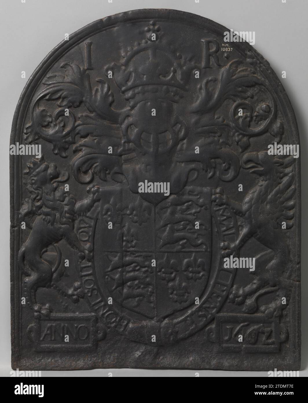 Hardplate with the weapon of England between letters I and R, Anonymous ...