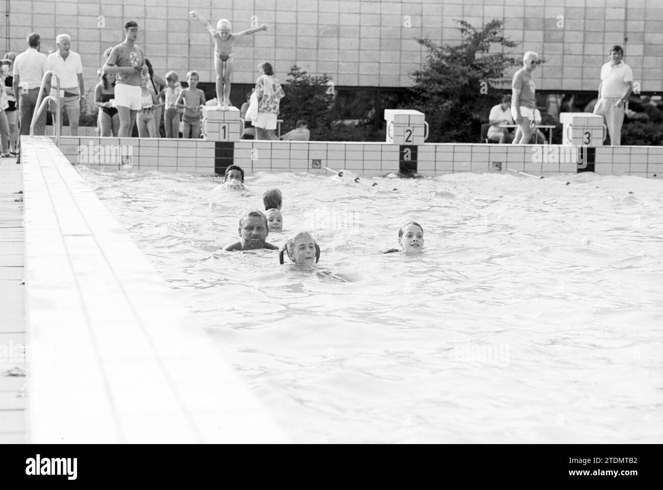 Outdoor swimming pool., 00-06-1989, Whizgle News from the Past ...