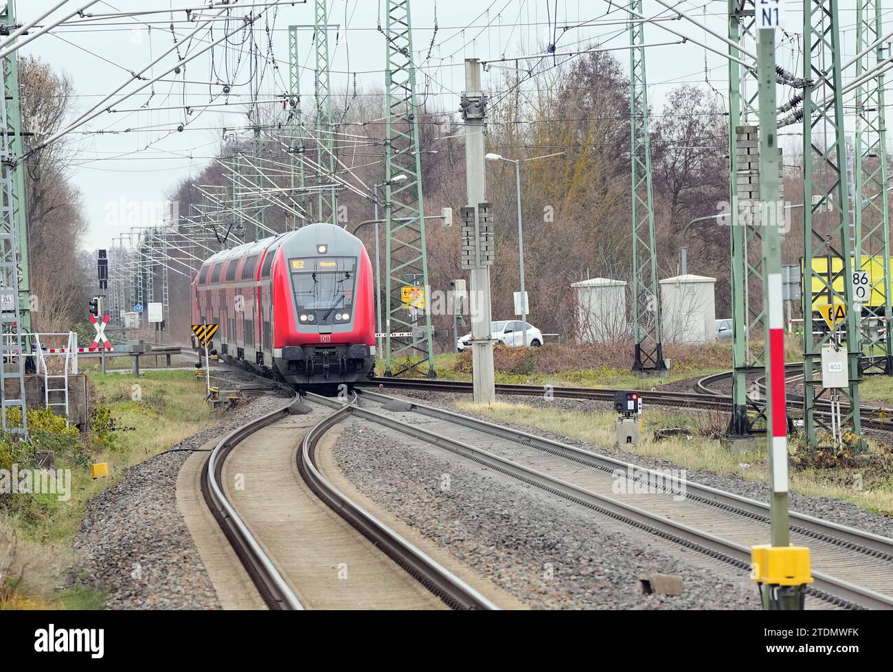 19 December 2023, Brandenburg, Lübbenau: The regional express train RE2 ...