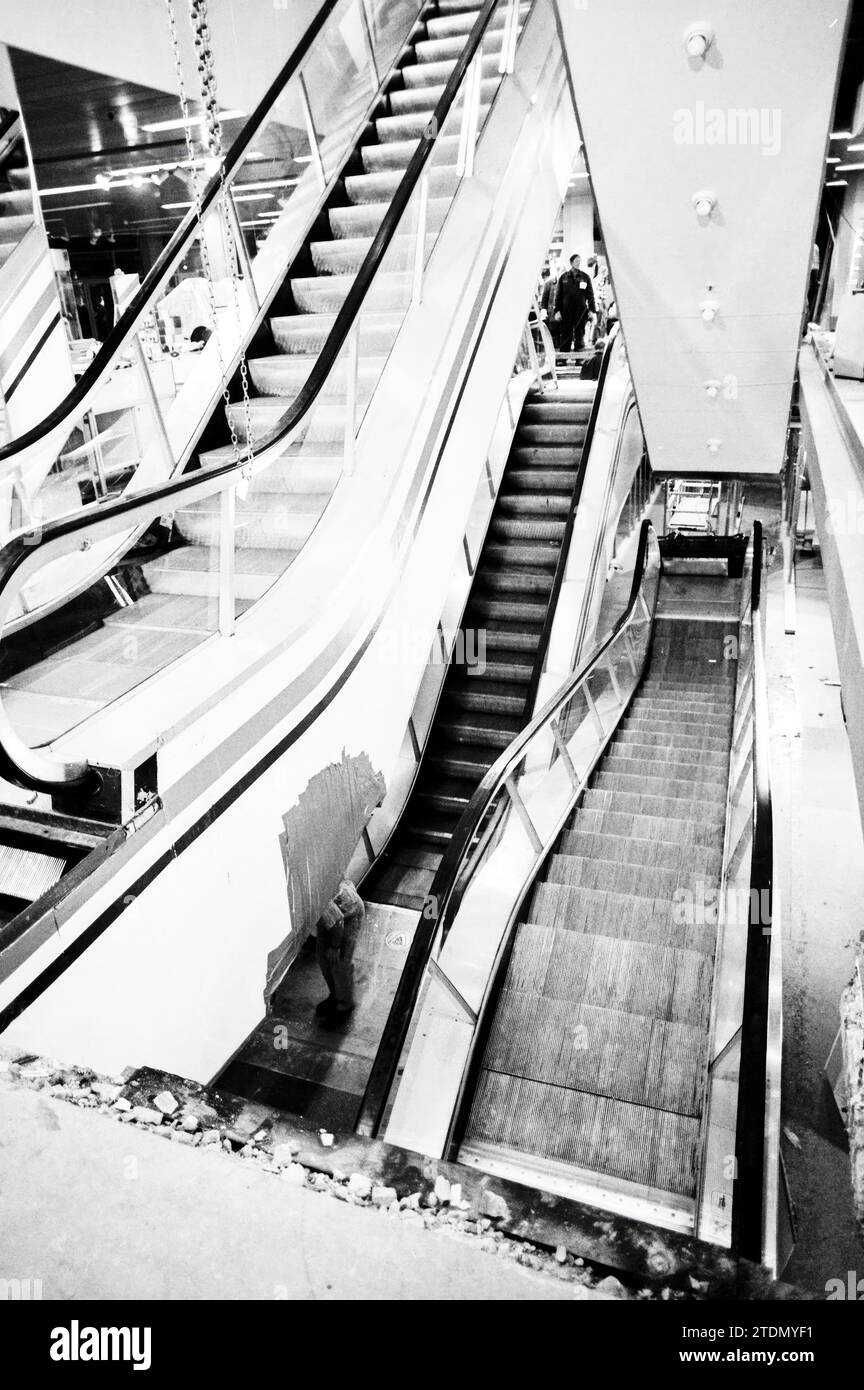 Installing escalators hi-res stock photography and images - Alamy
