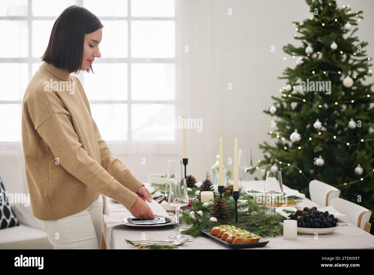 Hostess dinner party hi-res stock photography and images - Alamy