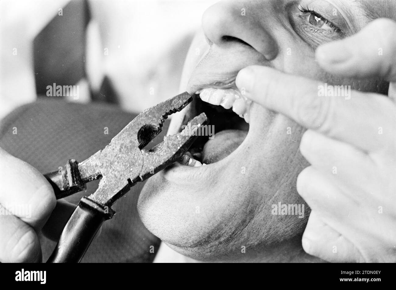 Pulling teeth hi-res stock photography and images - Alamy