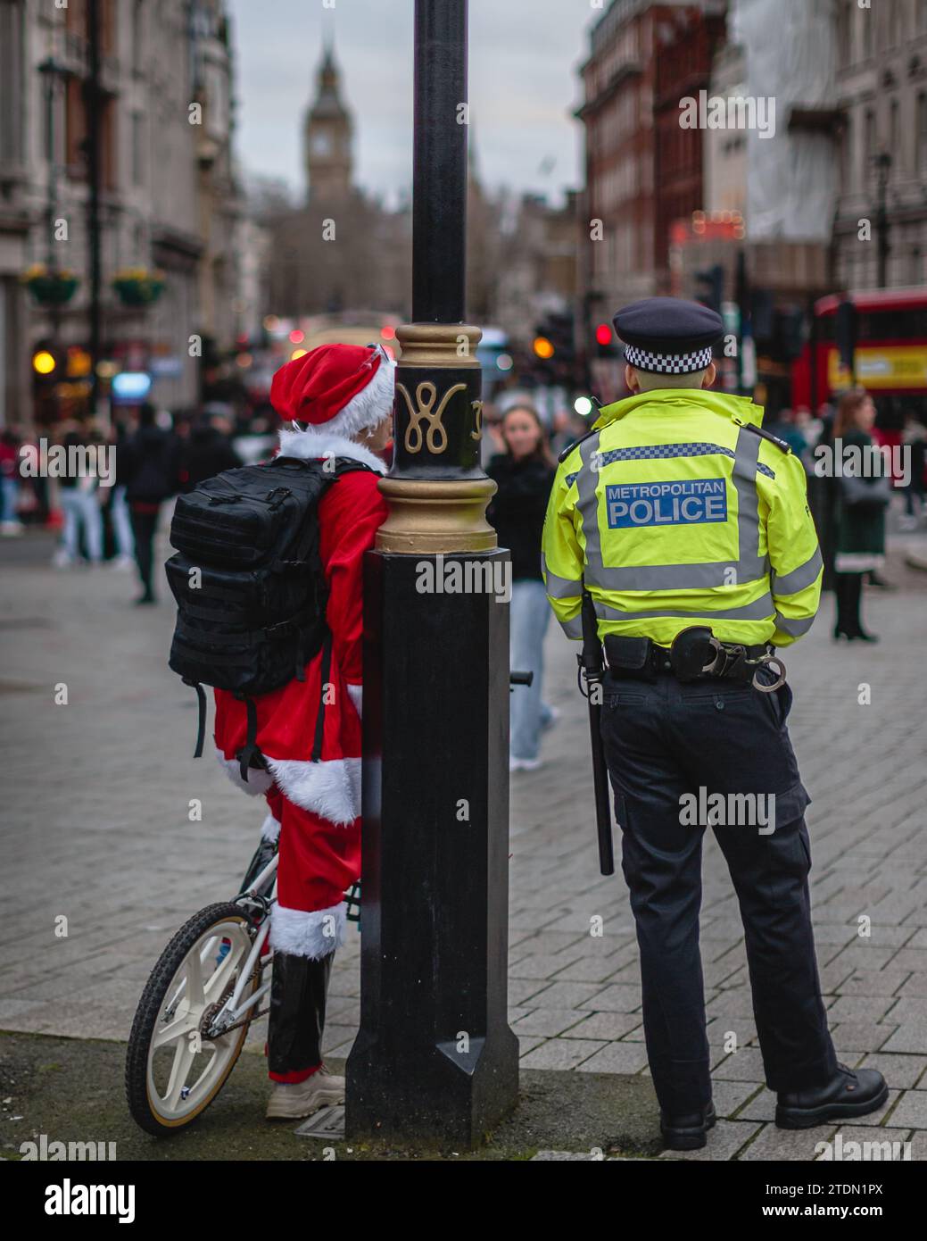 Metropolitan police officer in full hi-res stock photography and images ...