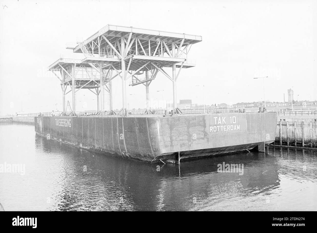 Towing oil rig in lock, Ships, 16-06-1970, Whizgle News from the Past ...