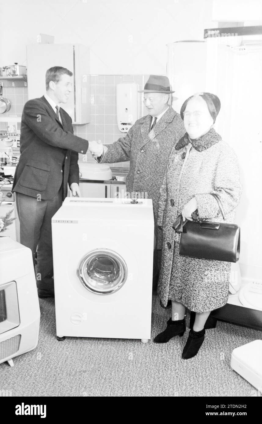 Historical washing machine hi-res stock photography and images - Alamy