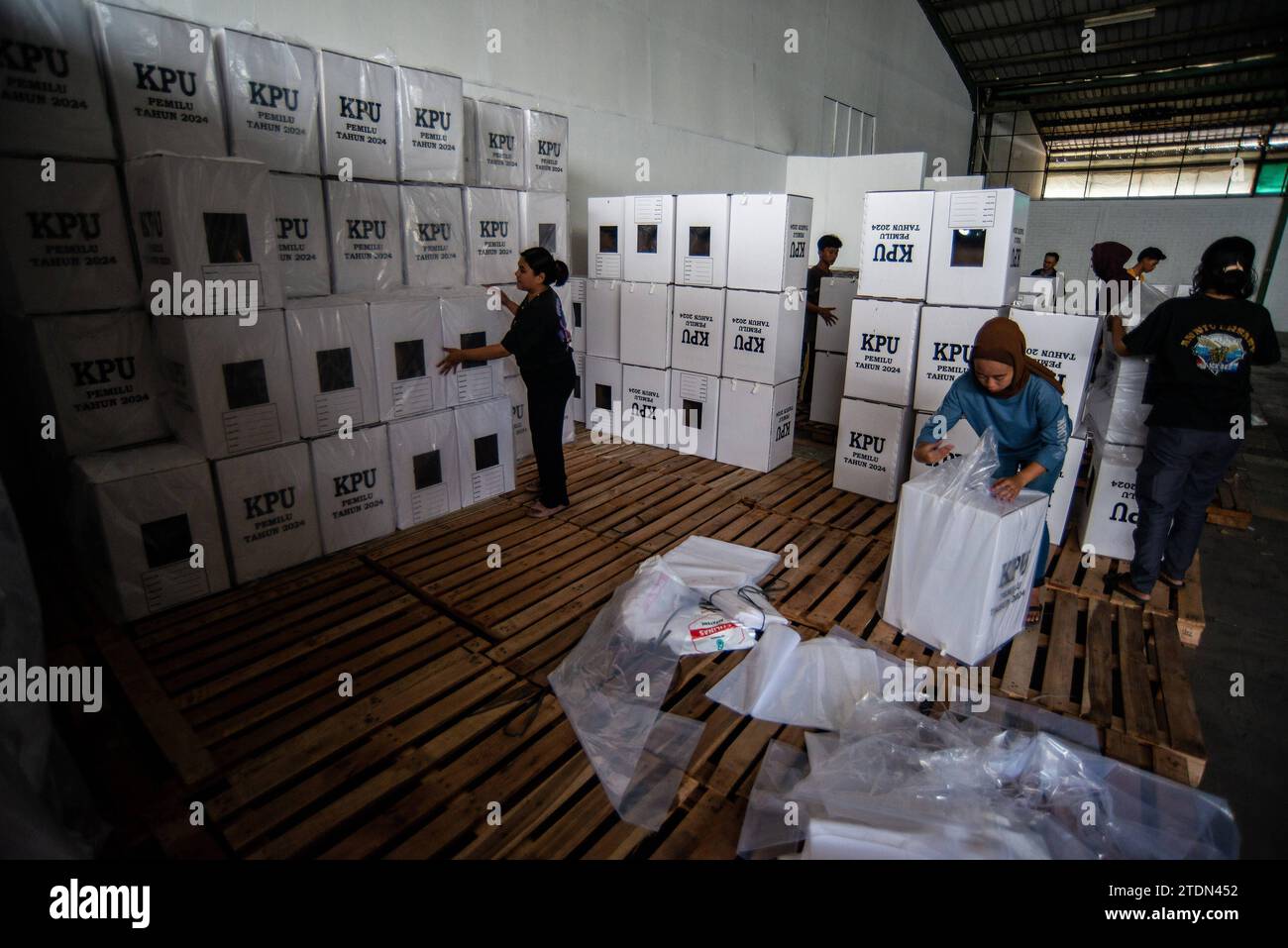 BALLOT BOX ASSEMBLY FOR THE 2024 ELECTION Officers put assembled 2024 ...