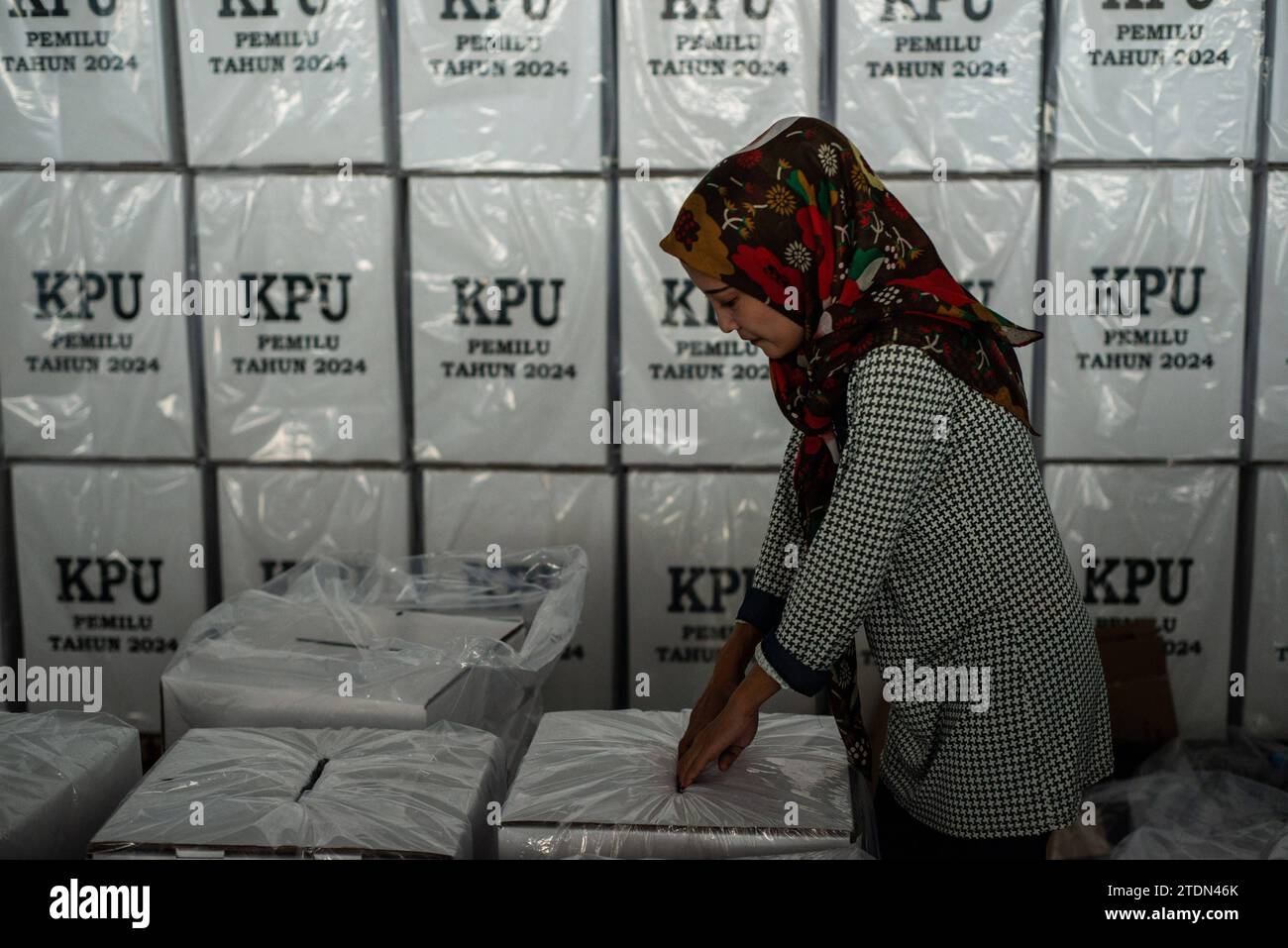 BALLOT BOX ASSEMBLY FOR THE 2024 ELECTION Officers assemble the 2024 ...
