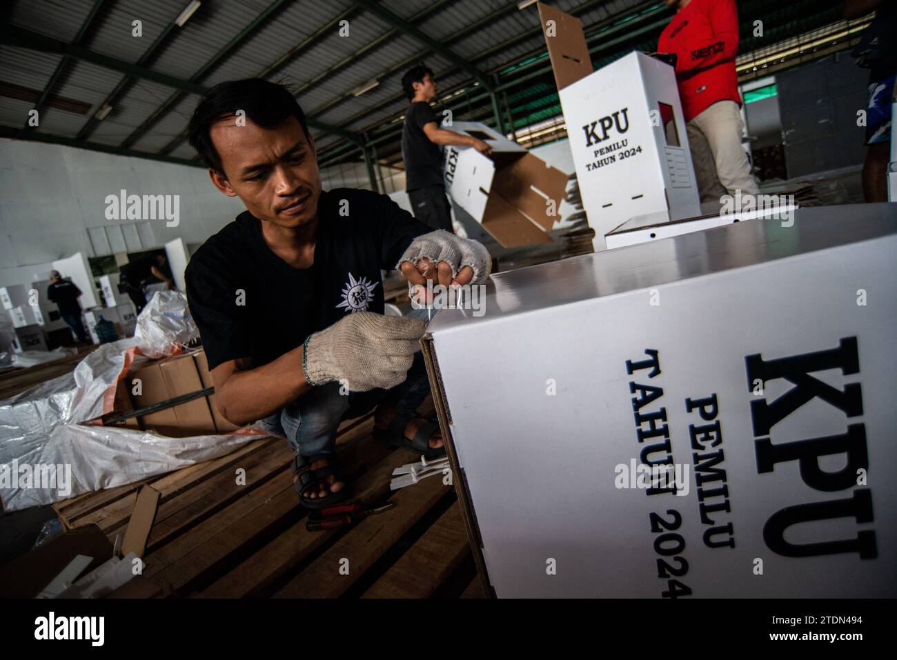 BALLOT BOX ASSEMBLY FOR THE 2024 ELECTION An officer puts a seal on the ...