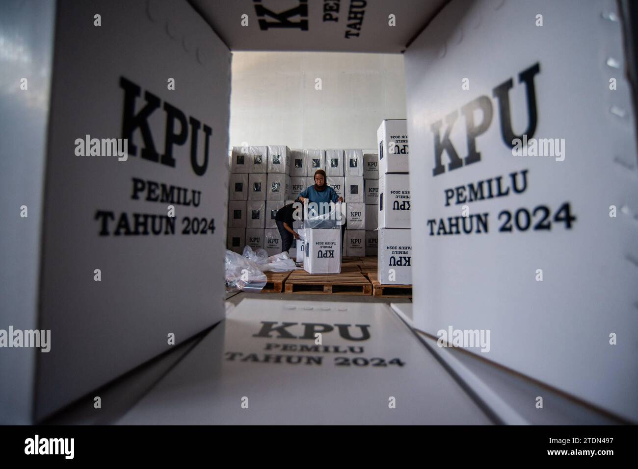 BALLOT BOX ASSEMBLY FOR THE 2024 ELECTION Officers put assembled 2024 ...