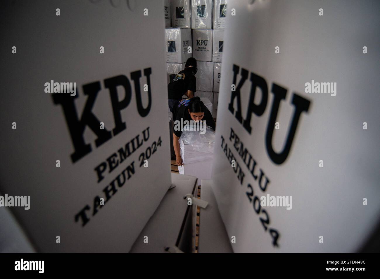 BALLOT BOX ASSEMBLY FOR THE 2024 ELECTION Officers put assembled 2024 ...