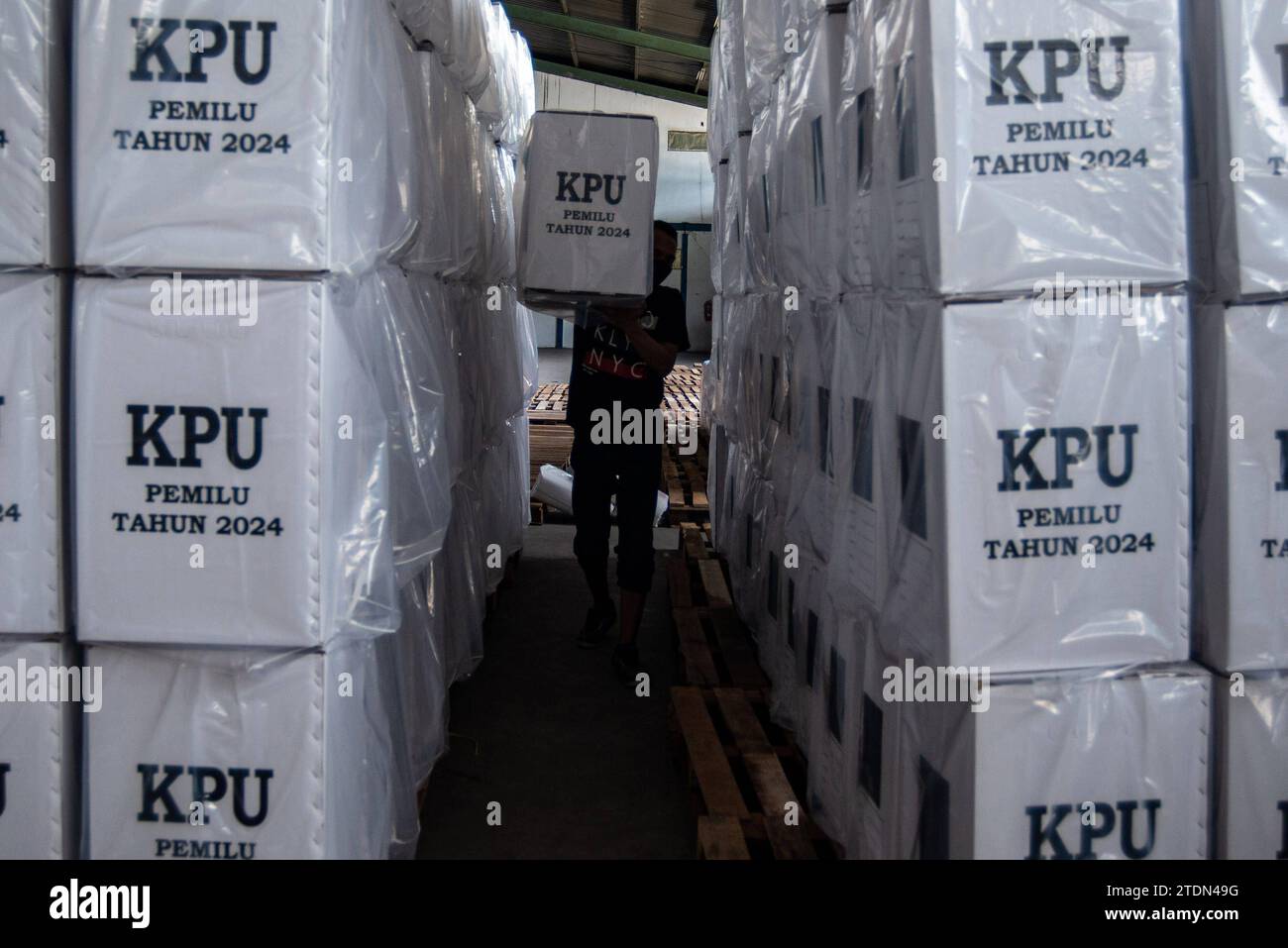 BALLOT BOX ASSEMBLY FOR THE 2024 ELECTION Officers carry ballot boxes ...