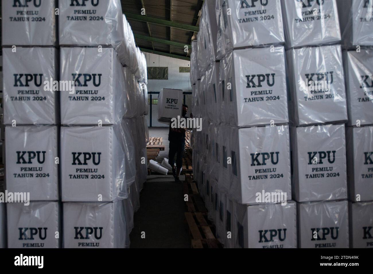 BALLOT BOX ASSEMBLY FOR THE 2024 ELECTION Officers carry ballot boxes ...