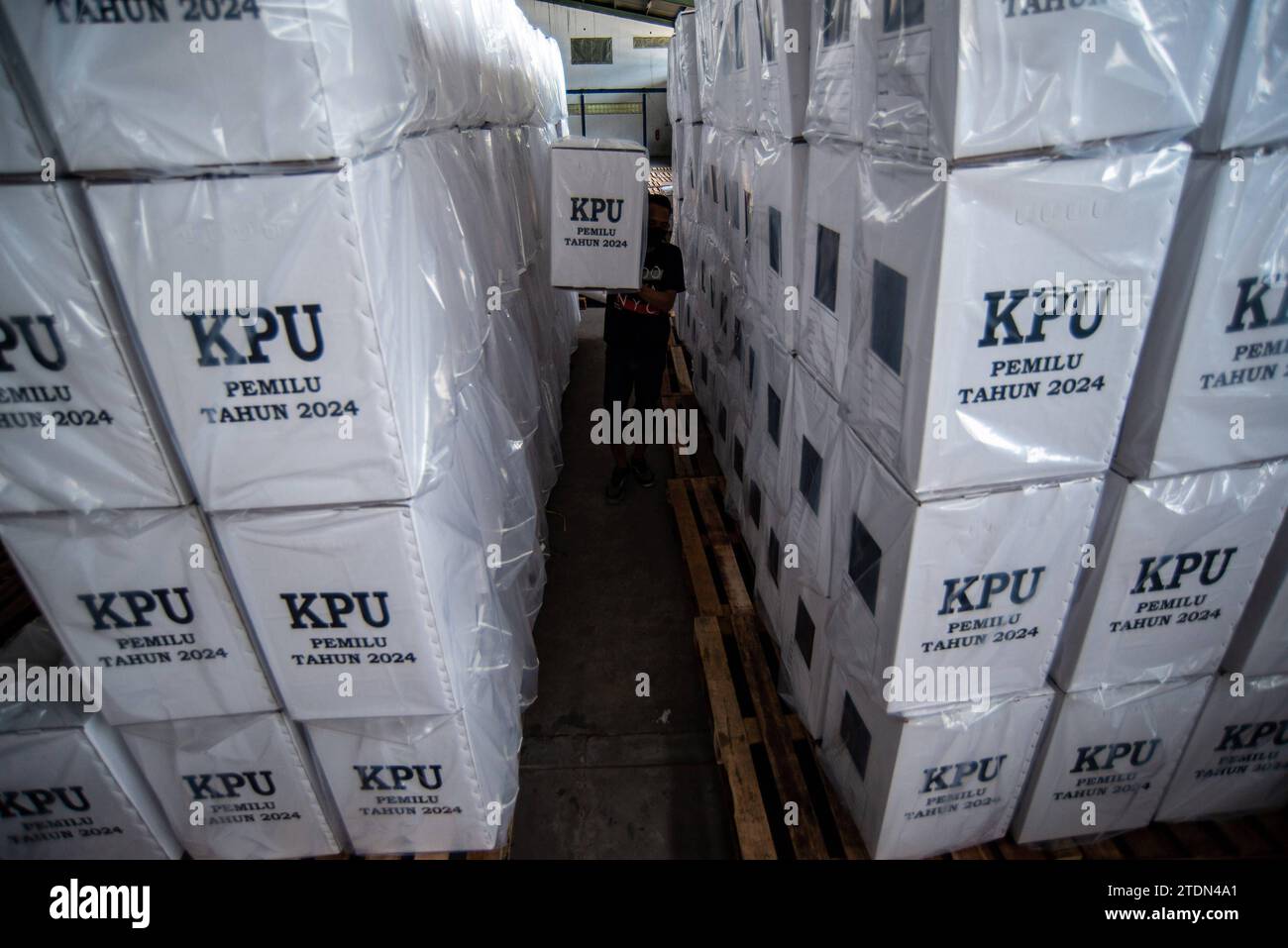 BALLOT BOX ASSEMBLY FOR THE 2024 ELECTION Officers carry ballot boxes ...