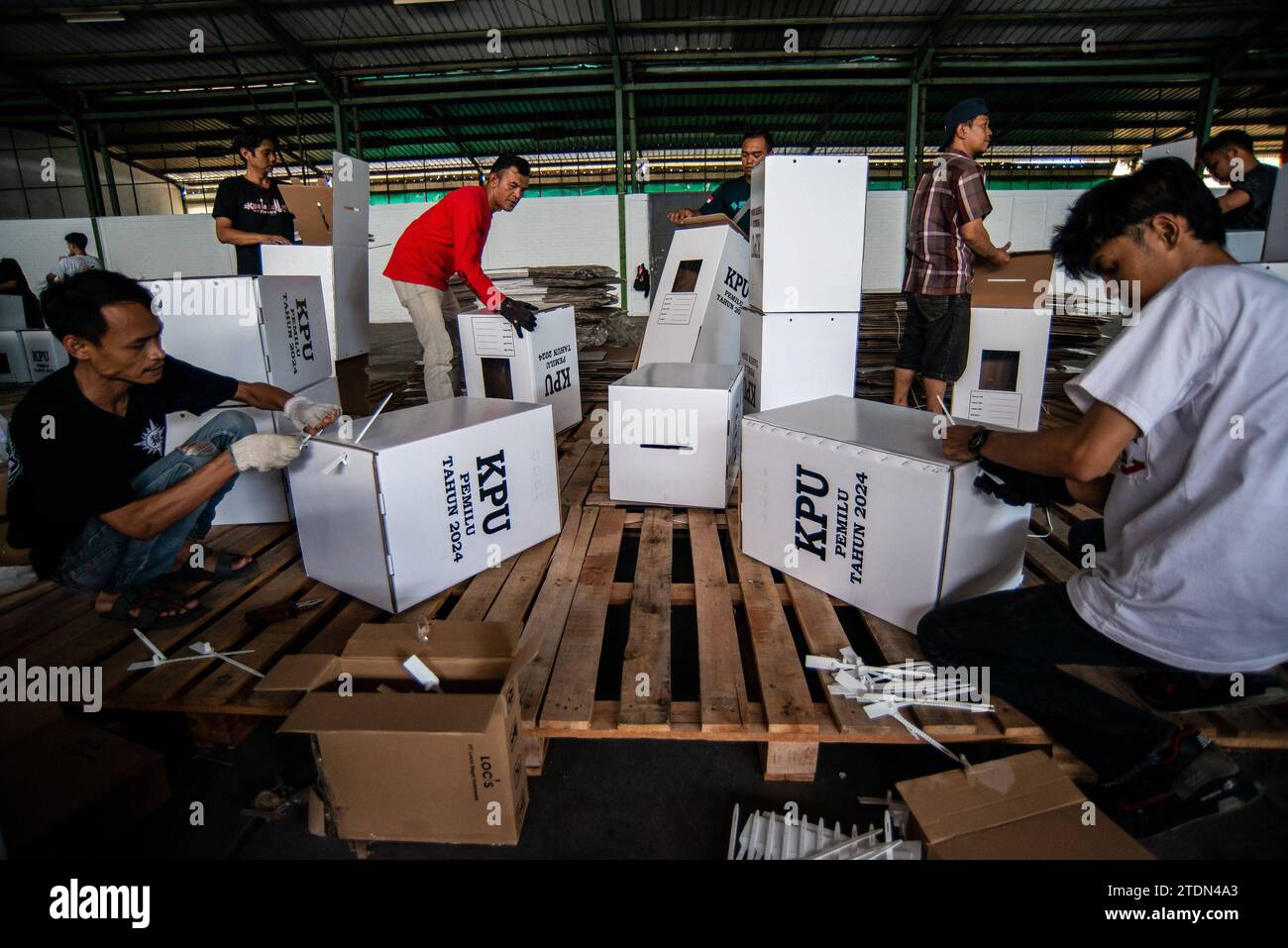 BALLOT BOX ASSEMBLY FOR THE 2024 ELECTION Officers assemble the 2024 ...