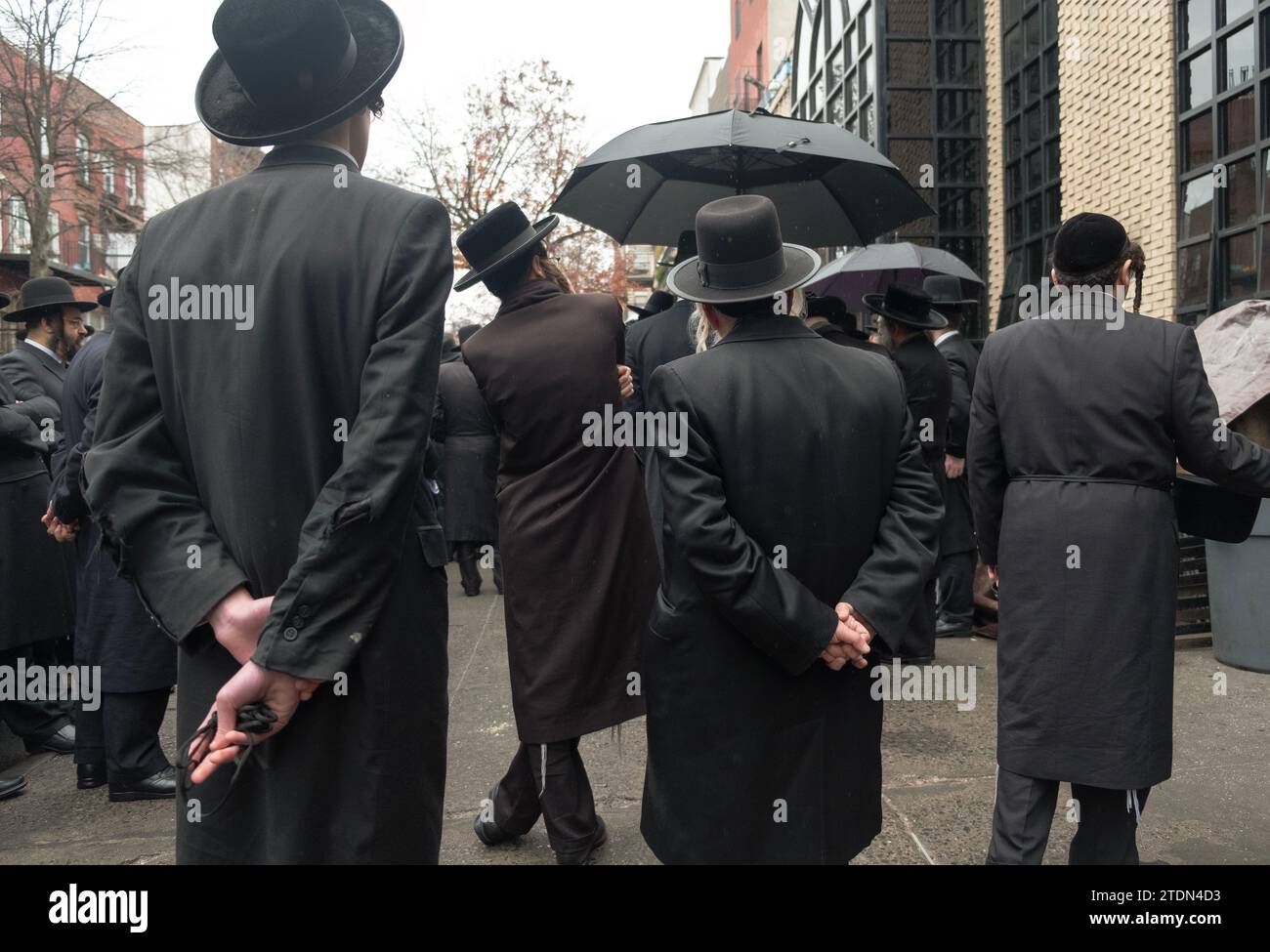 Hasidic jewish clothing hi-res stock photography and images - Alamy