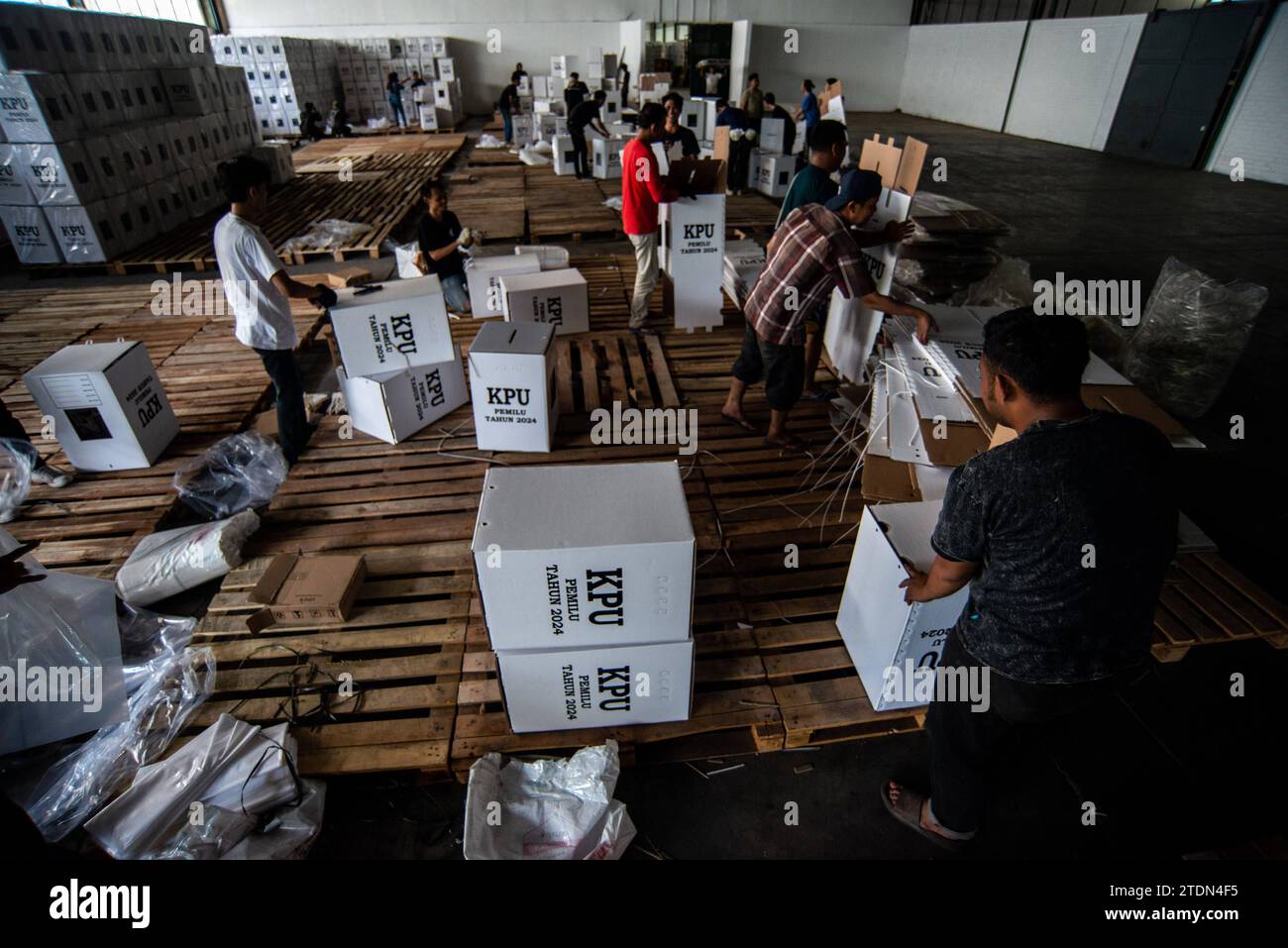 BALLOT BOX ASSEMBLY FOR THE 2024 ELECTION Officers assemble the 2024 ...