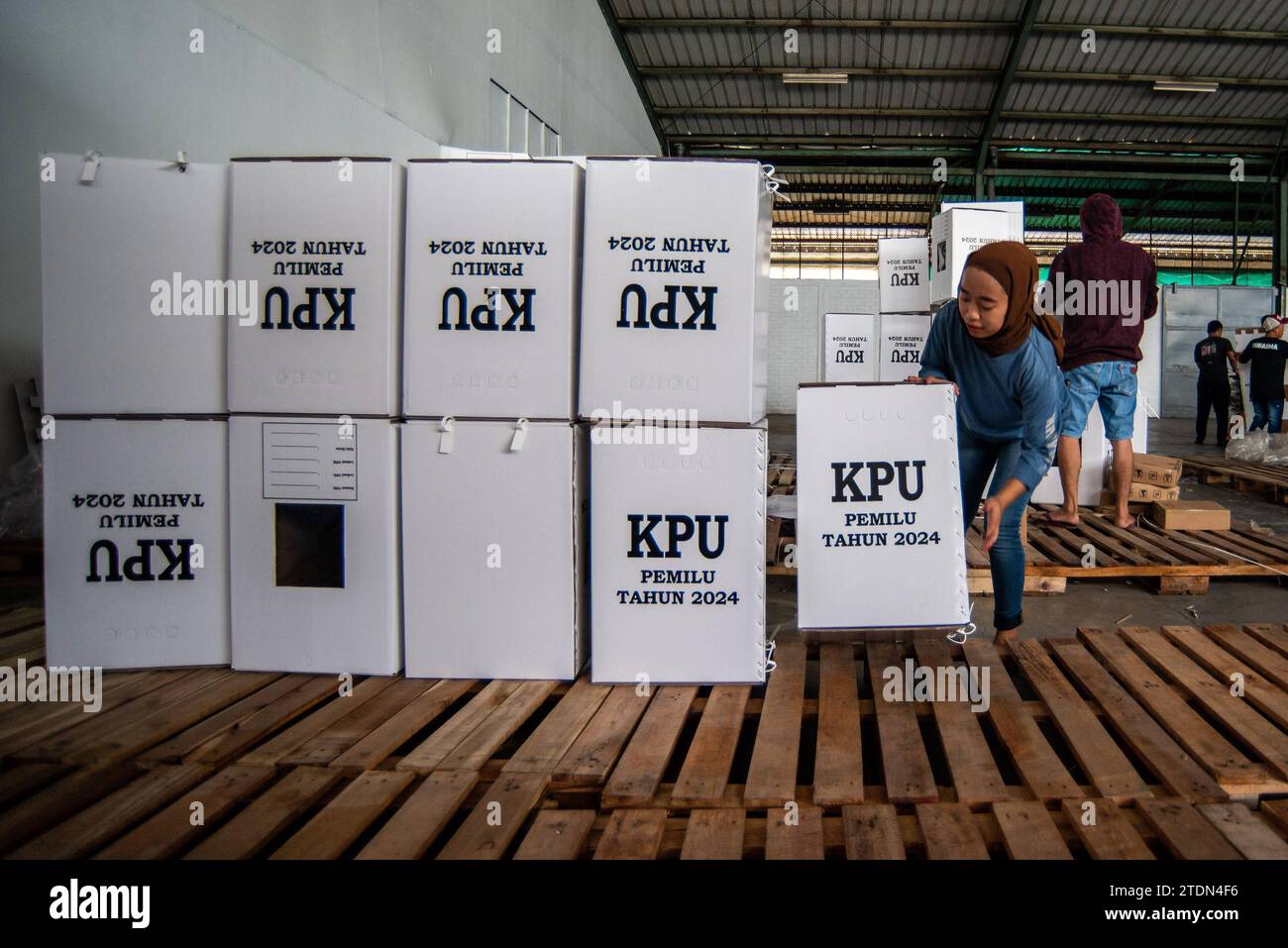 BALLOT BOX ASSEMBLY FOR THE 2024 ELECTION Officers arrange ballot boxes ...