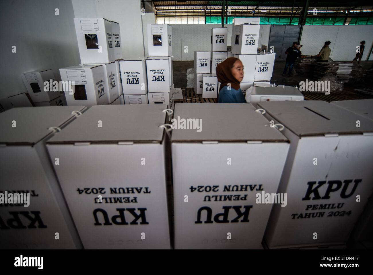 BALLOT BOX ASSEMBLY FOR THE 2024 ELECTION Officers arrange ballot boxes ...