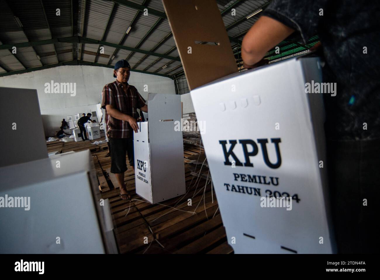 BALLOT BOX ASSEMBLY FOR THE 2024 ELECTION Officers assemble the 2024 ...