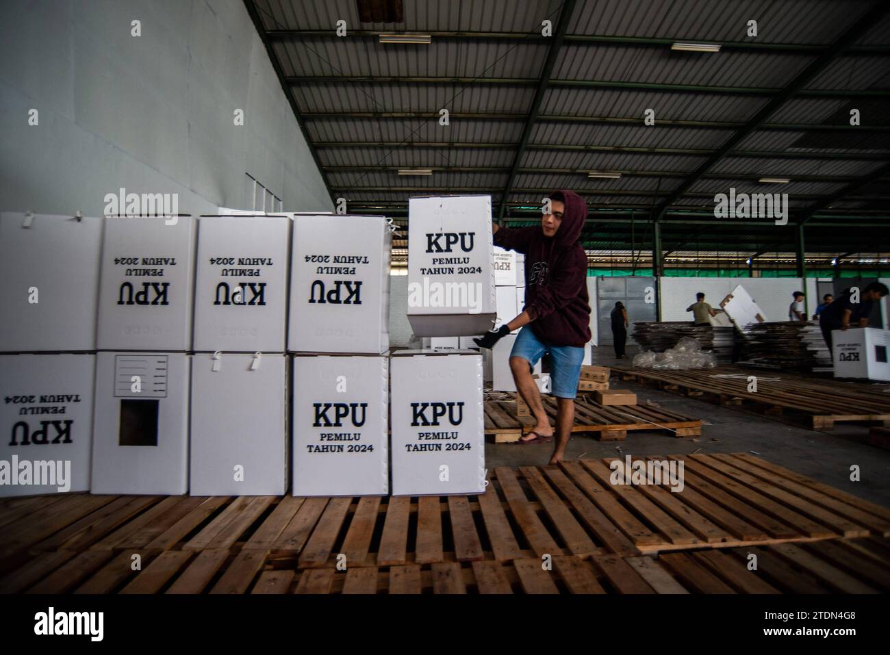 BALLOT BOX ASSEMBLY FOR THE 2024 ELECTION Officers arrange ballot boxes ...