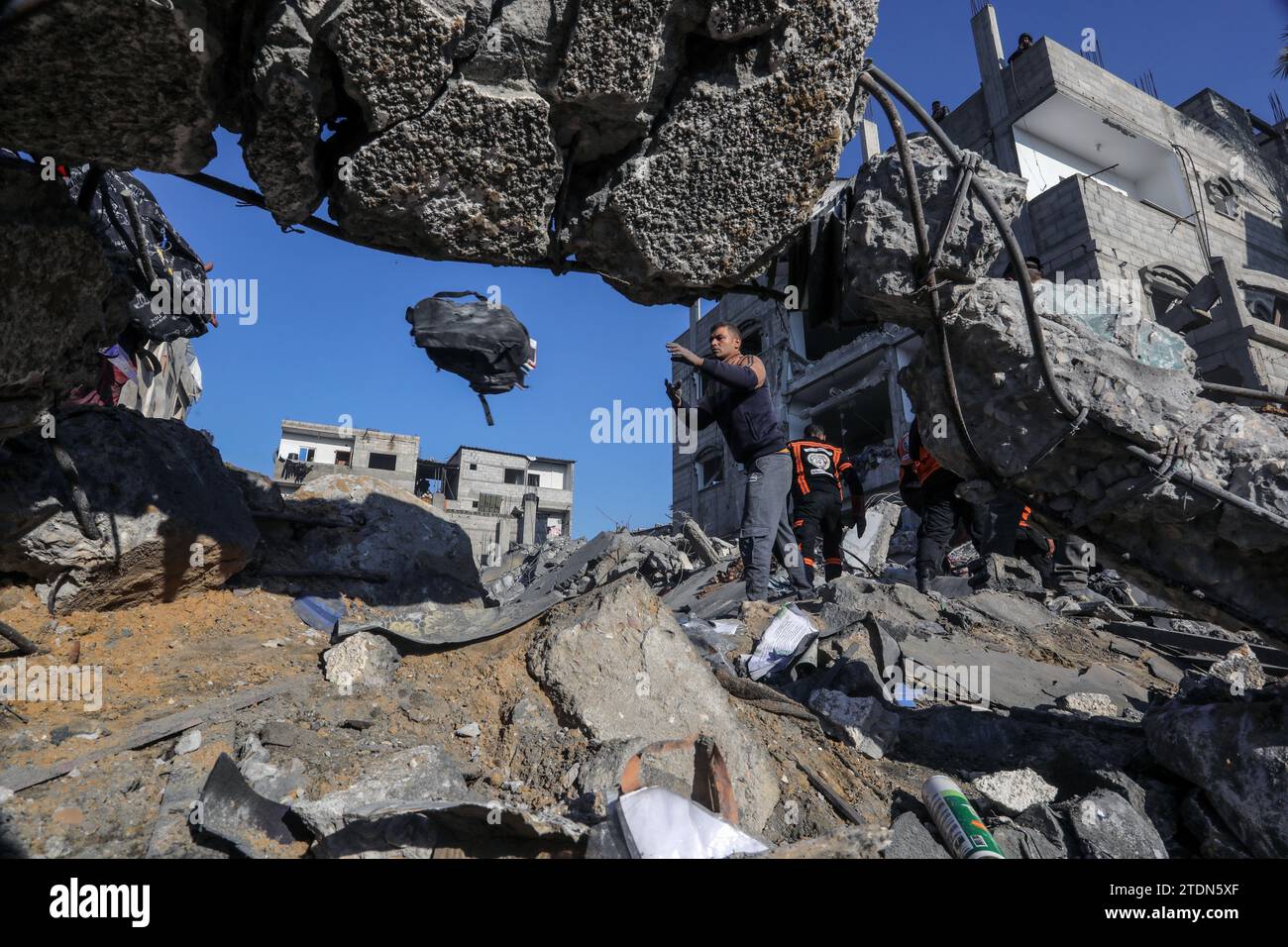 Rafah, Palestinian Territories. 19th Dec, 2023. Members of the civil ...