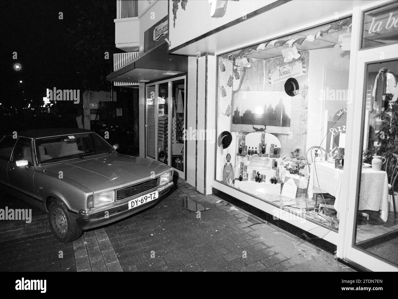 Broken shop window gr hi-res stock photography and images - Alamy