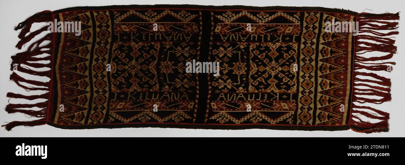 Doek, Anonymous, 1900 - 1949 Cloth with patola motifs and in Latin ...