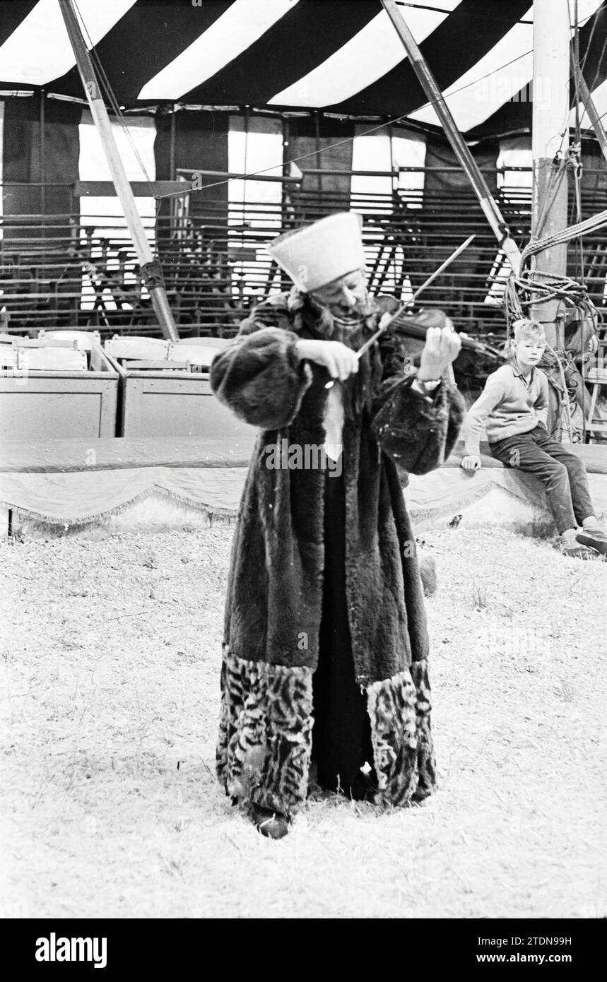 Circus Toni Boltini and shooting bear, Circus, 19-05-1962, Whizgle News ...