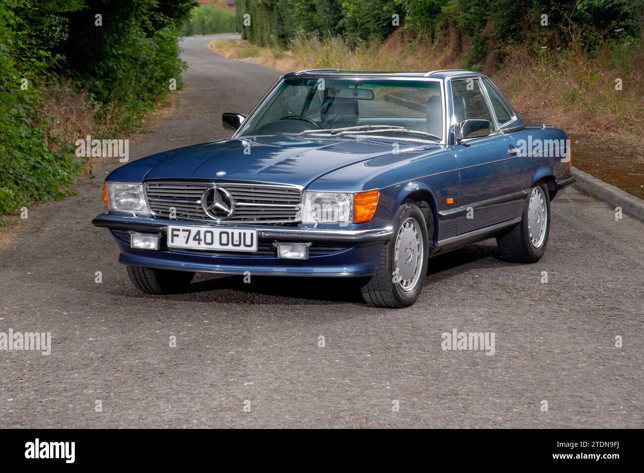 1988 Mercedes W107 500SL classic German convertible Stock Photo - Alamy