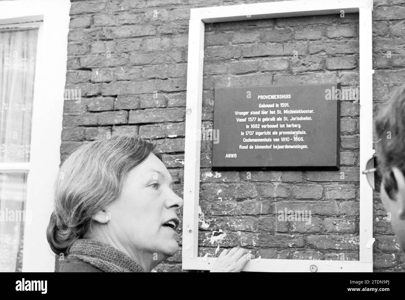 Unveiling monument sign hi-res stock photography and images - Alamy