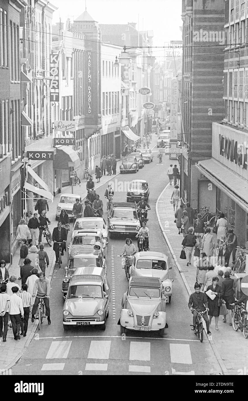 Busy Grote Houtstraat, Busy, Haarlem, Grote Houtstraat, Nederland, 28-06-1967, Whizgle News from ...