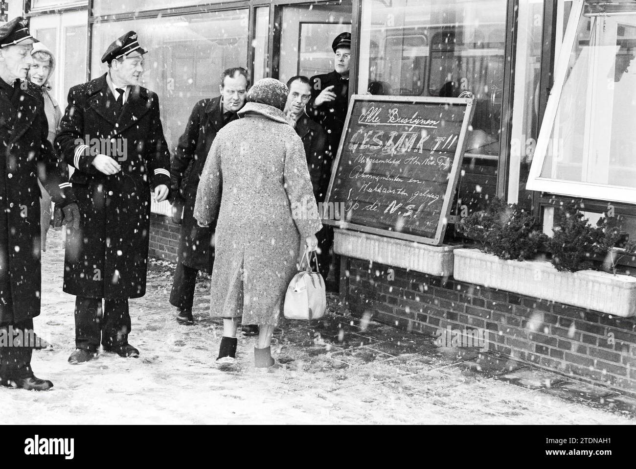 Bus lines stopped hi-res stock photography and images - Alamy