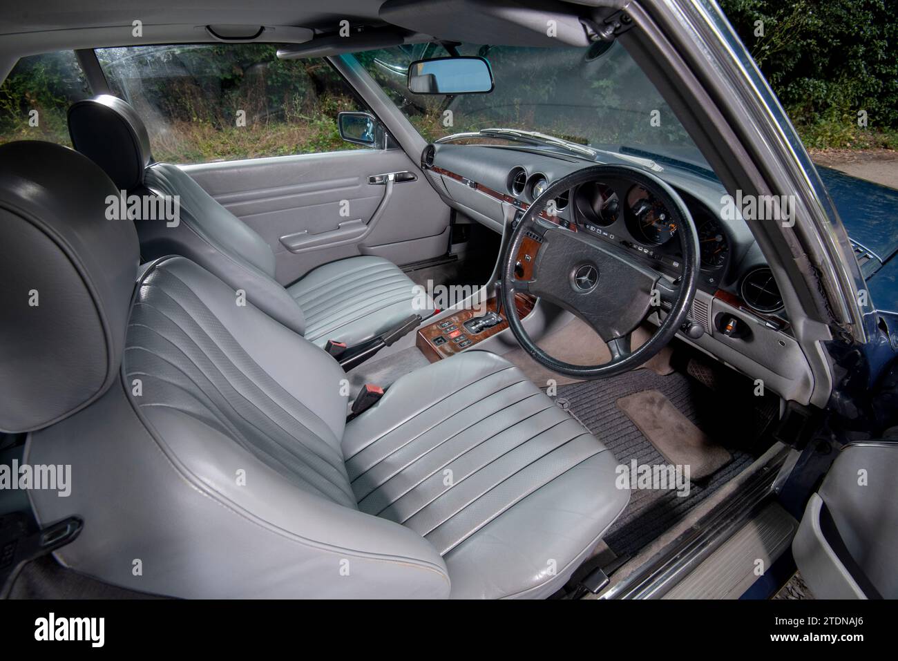1988 Mercedes W107 500SL classic German convertible Stock Photo - Alamy