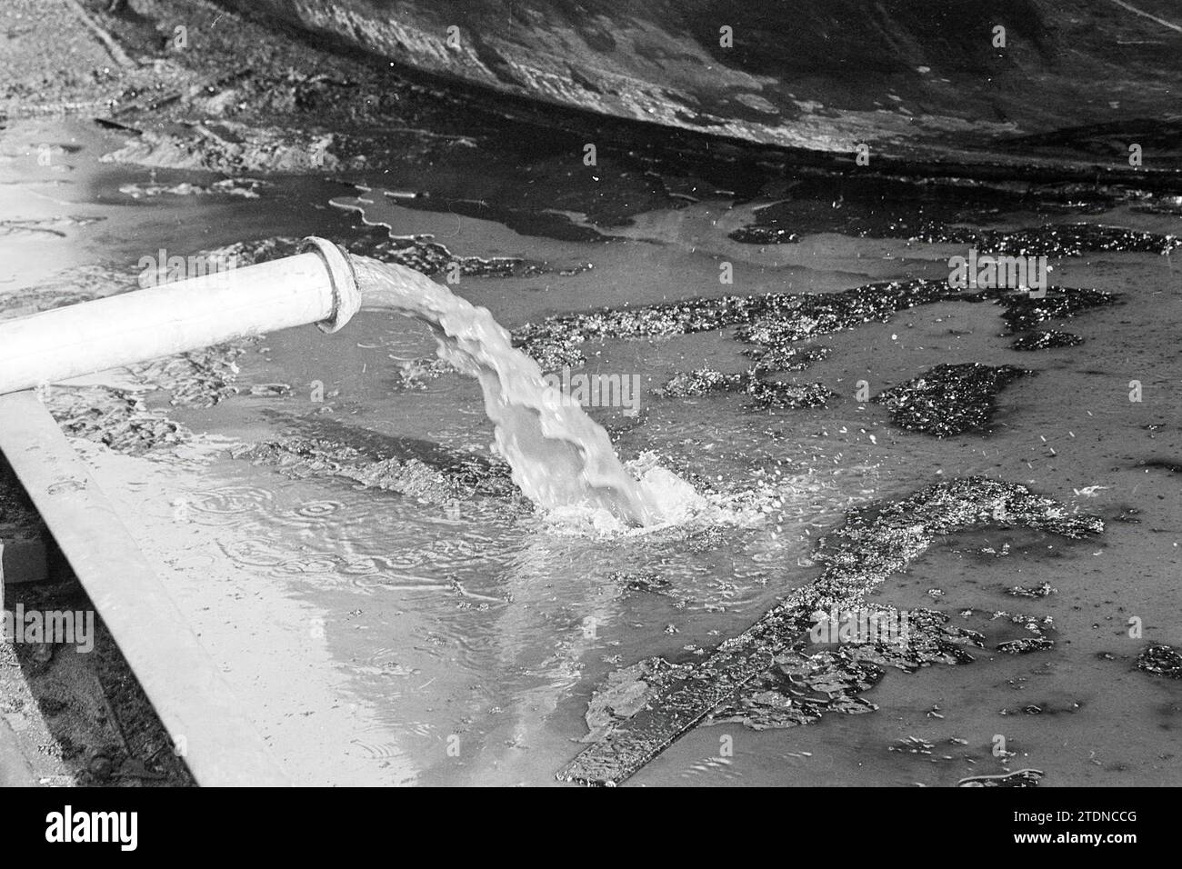 Emptying collapsed storage tank hi-res stock photography and images - Alamy